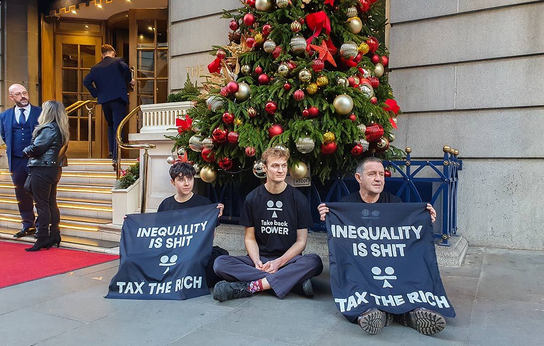 Protesters dump manure under the Ritz Christmas tree - All Content
